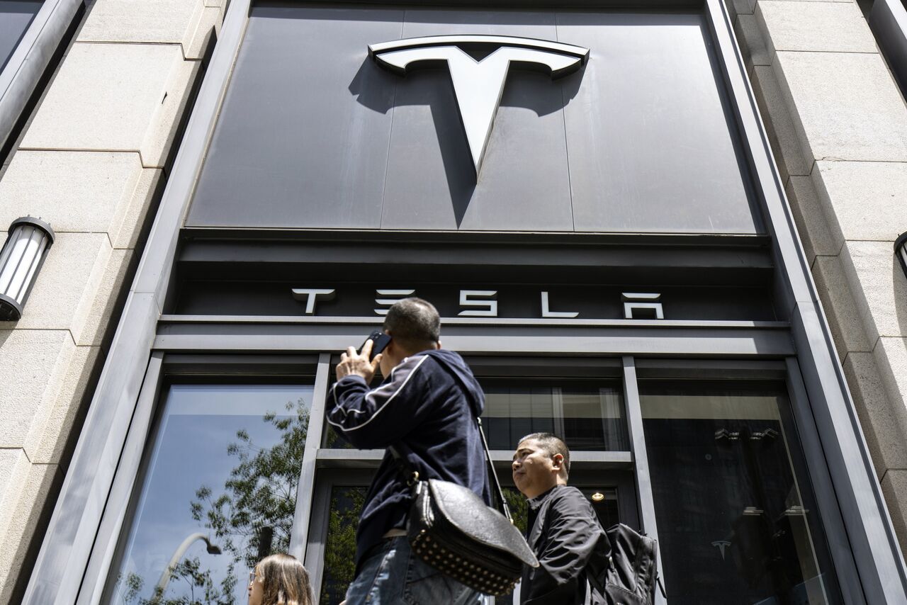 Elon Musk Plans More Job Cuts at Tesla as Two Senior Executives Leave ...
