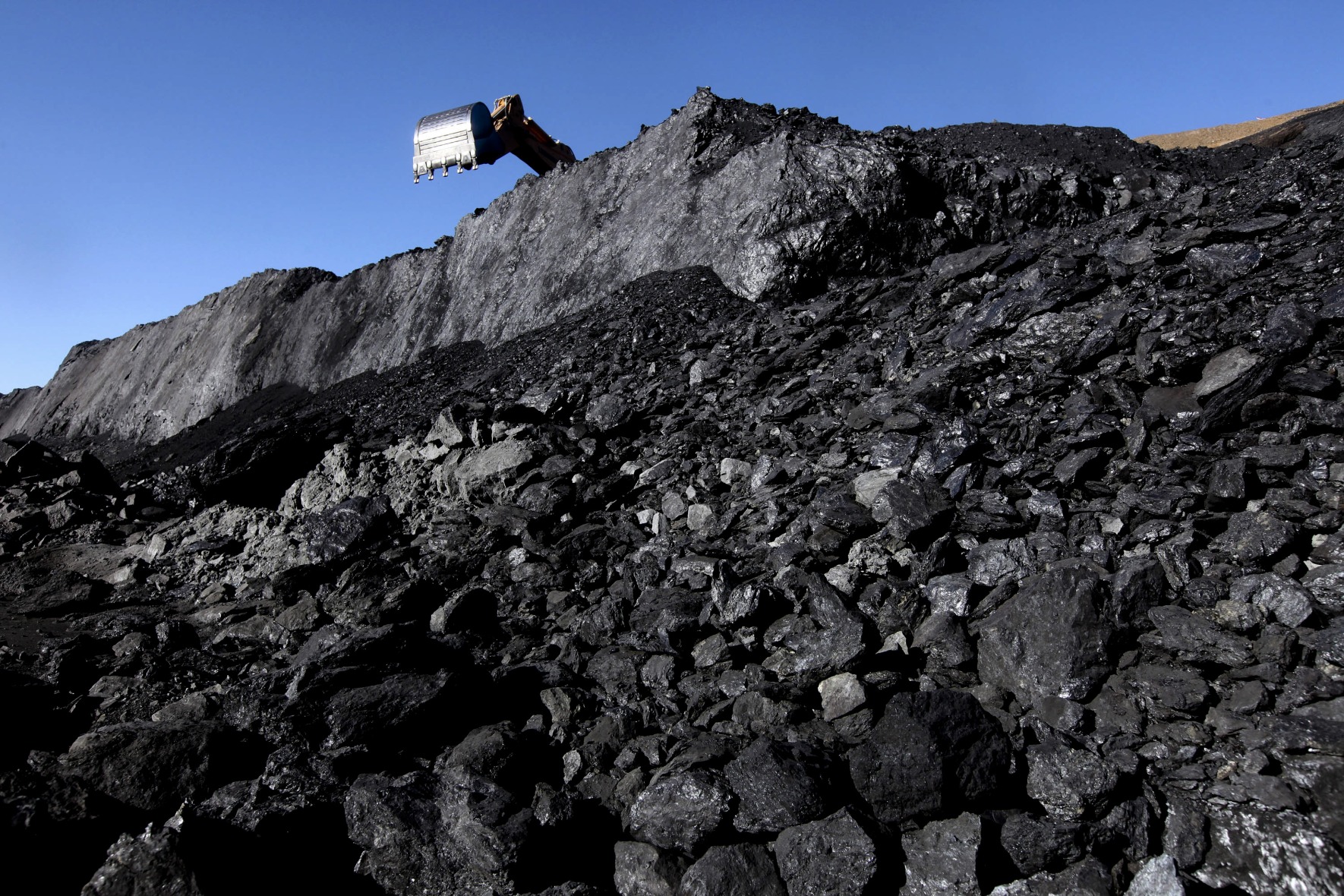 SouthGobi’s Suspension Another Headache for Chinese Coal Buyers - Bloomberg