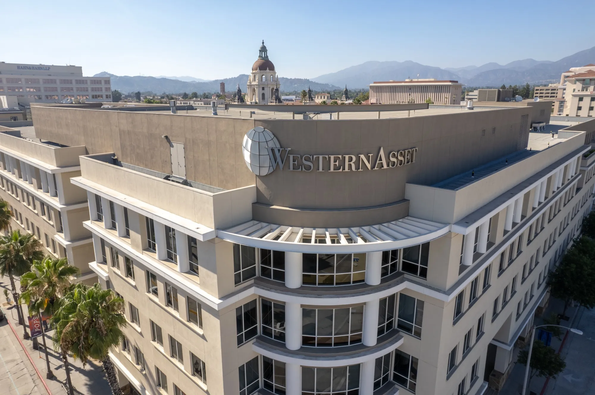 Wamco Promotes Four Deputy CIOs After $120 Billion in Outflows - Bloomberg