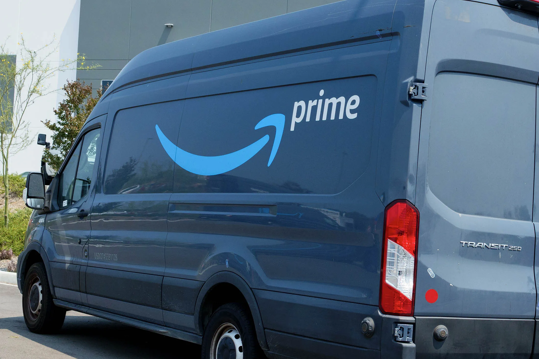 Amazon Faces Backlash for Sky-High Delivery Van Repair Bills - Bloomberg