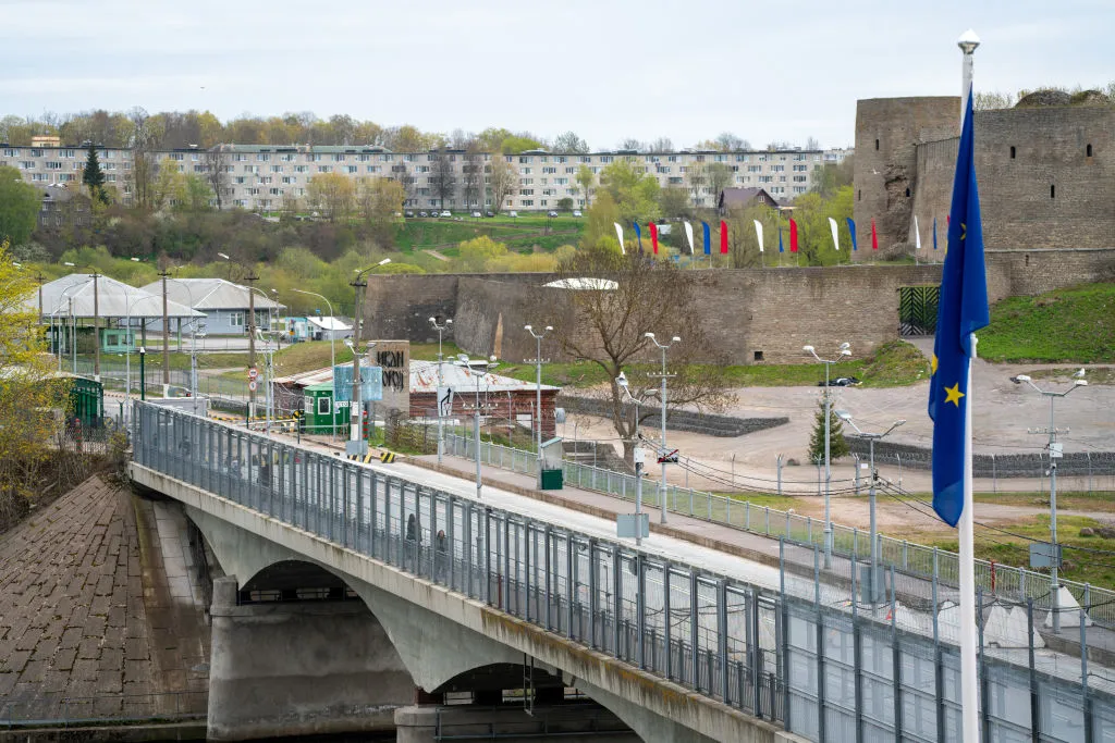 Lines at Border With Russia Prompt Estonia to Halt Crossings - Bloomberg