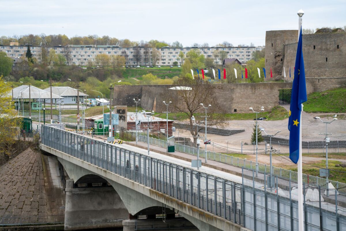 Lines at Border With Russia Prompt Estonia to Halt Crossings - Bloomberg