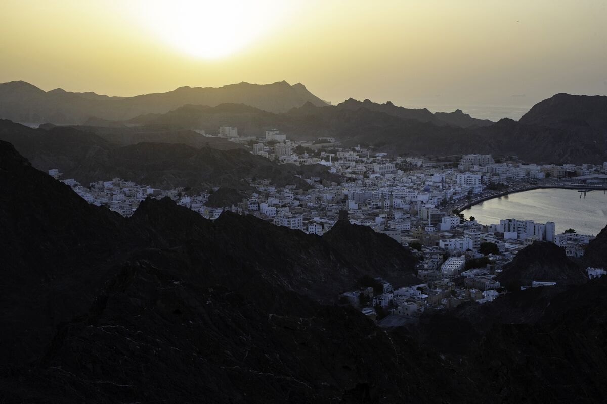 Oman Hires Standard Chartered to Raise as Much as $1.2 Billion - Bloomberg