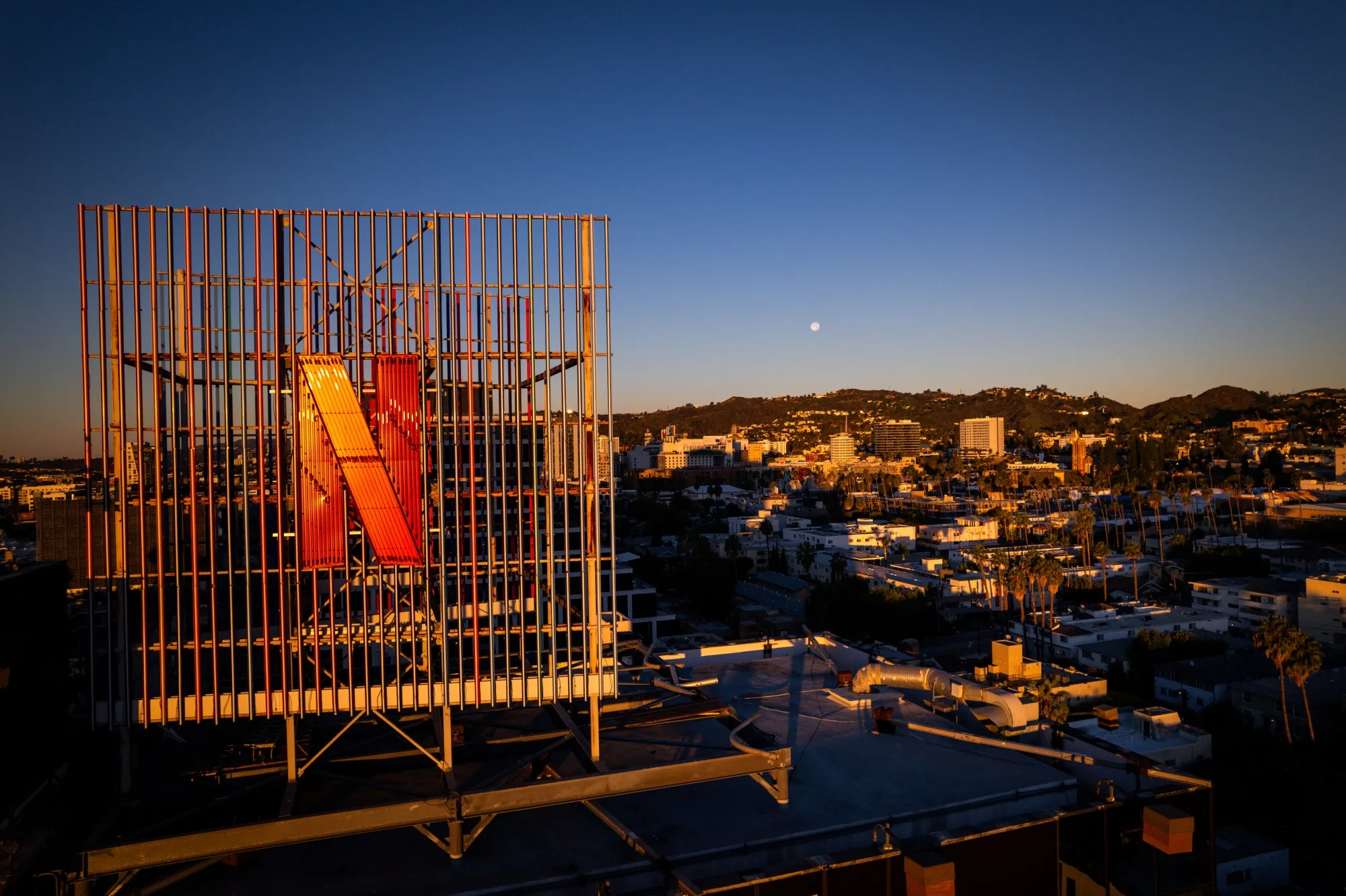 Netflix勝利の舞台裏、ワーナー買収の決め手となった感謝祭の攻防 - Bloomberg