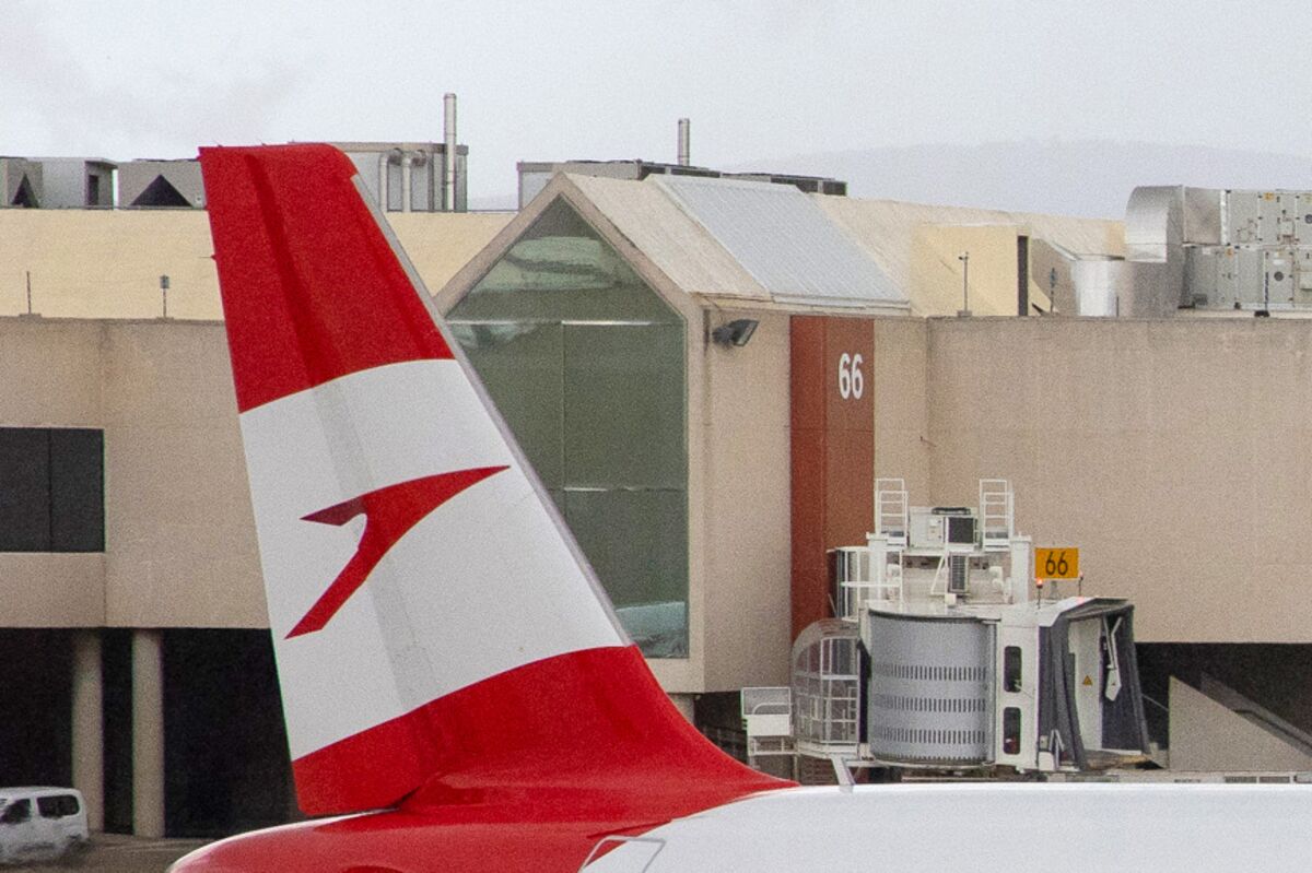 Austrian Flight Lands Safely After Hailstones Rip Nose Cone - Bloomberg