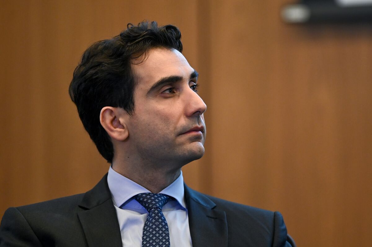 Brazil Central Bank Head Meets With Bankers as a Lender Teeters - Bloomberg