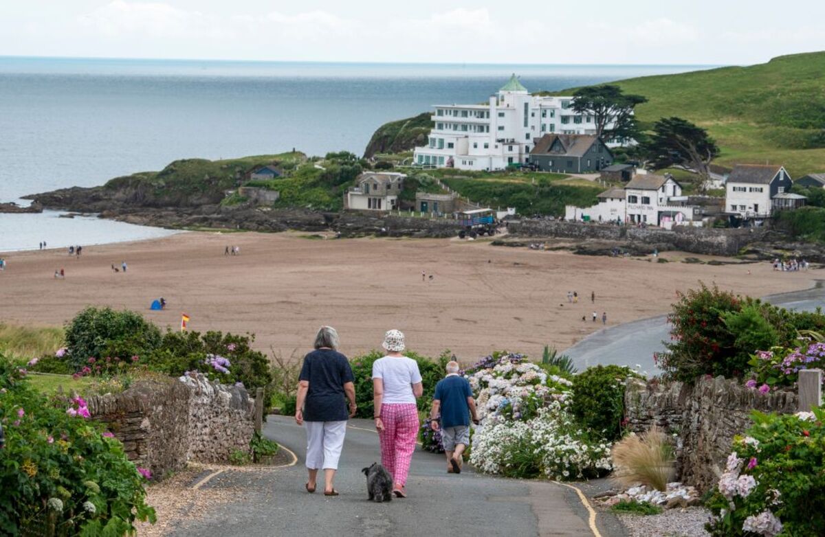 UK Plans to Force Pension Funds to Invest in Private Markets - Bloomberg