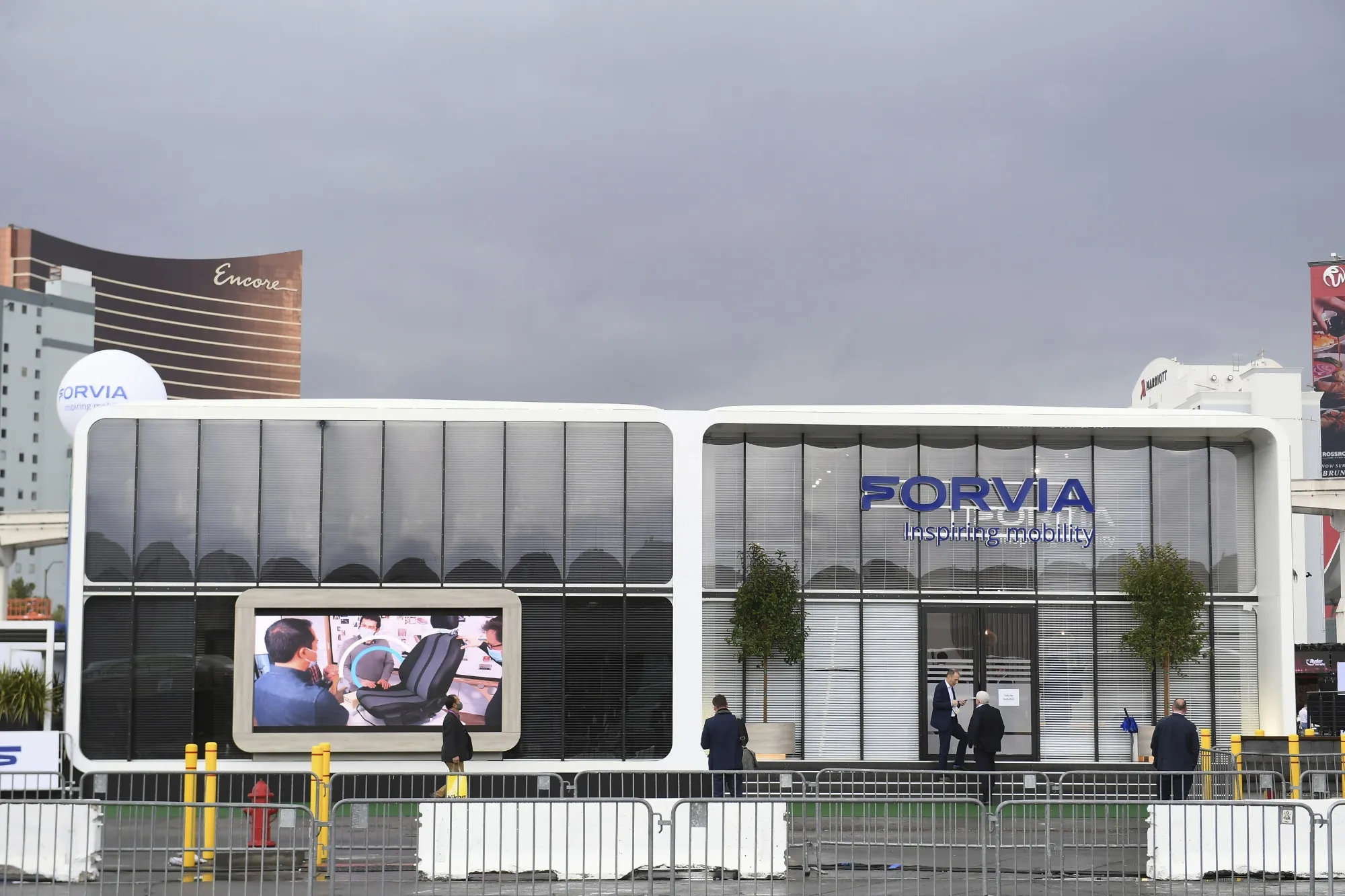 Forvia Aims to Offload Larger Assets in Bid to Slash Debt - Bloomberg