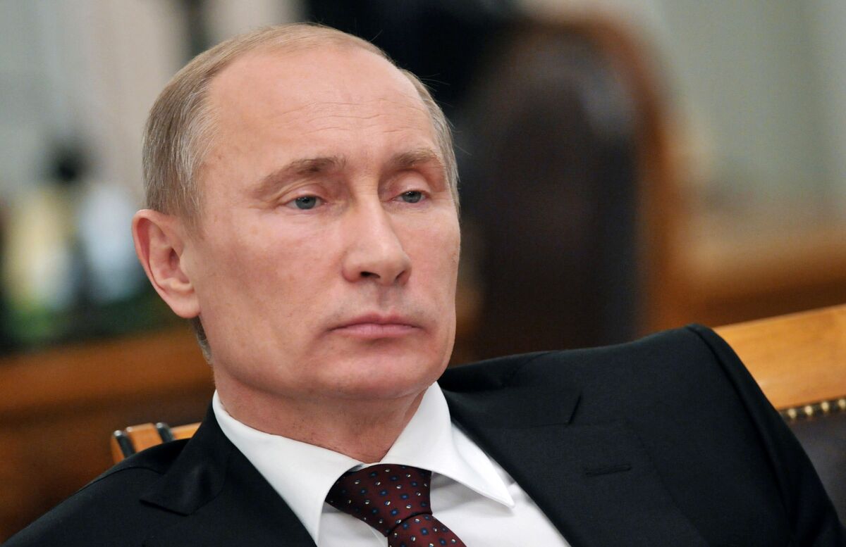 Vladimir Putin Is Running Out of Options to Stay in Power - Bloomberg