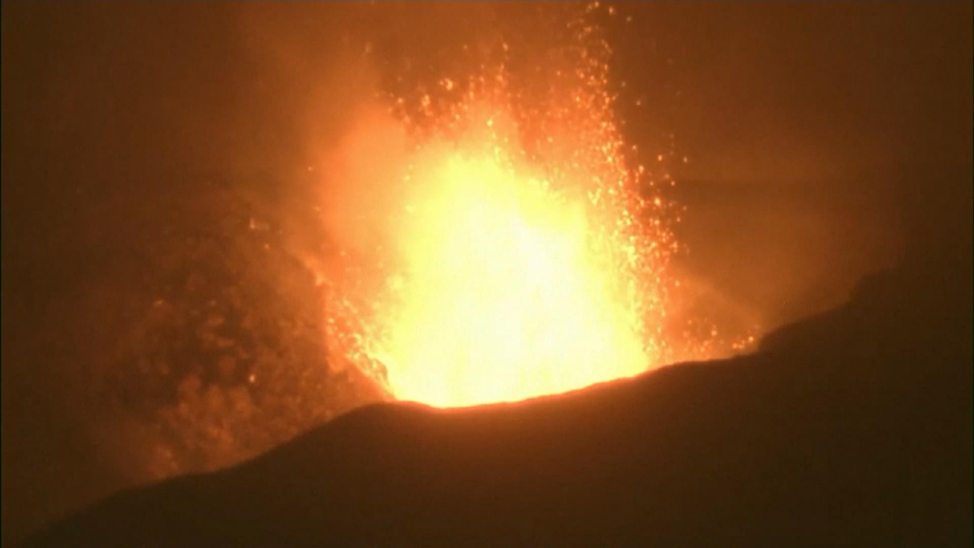 Watch La Palma Volcano: Thousands Evacuated As Lava Continues To Flow ...