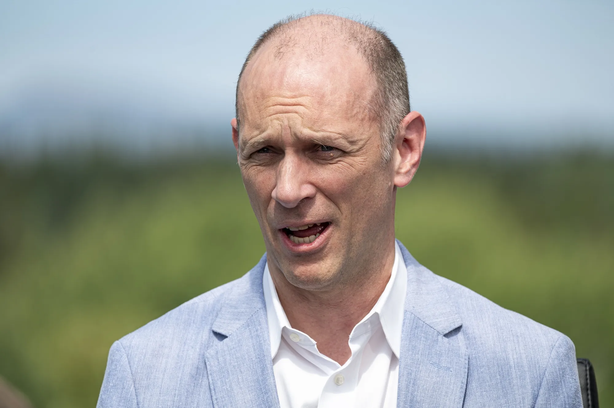 Fed debe estar atenta a enfriamiento mercado laboral: Goolsbee - Bloomberg