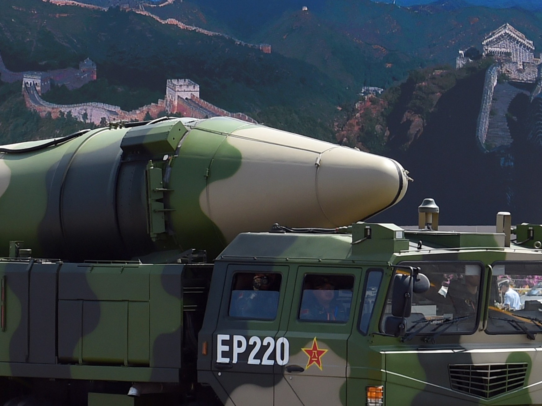 近づくなと米空母に警告－中国のミサイル発射、米軍基地もけん制か - Bloomberg