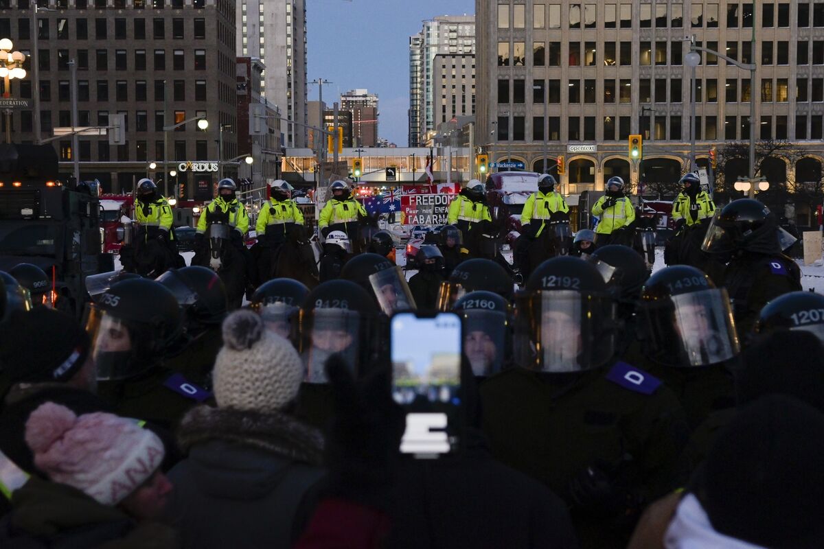 Canadian Police Clear Protesters From Front of Parliament - Bloomberg