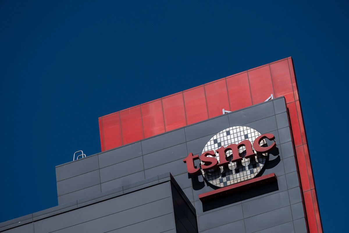 TSMC Stock Price Falls After Warren Buffett’s Berkshire Slashes Holdings - Bloomberg