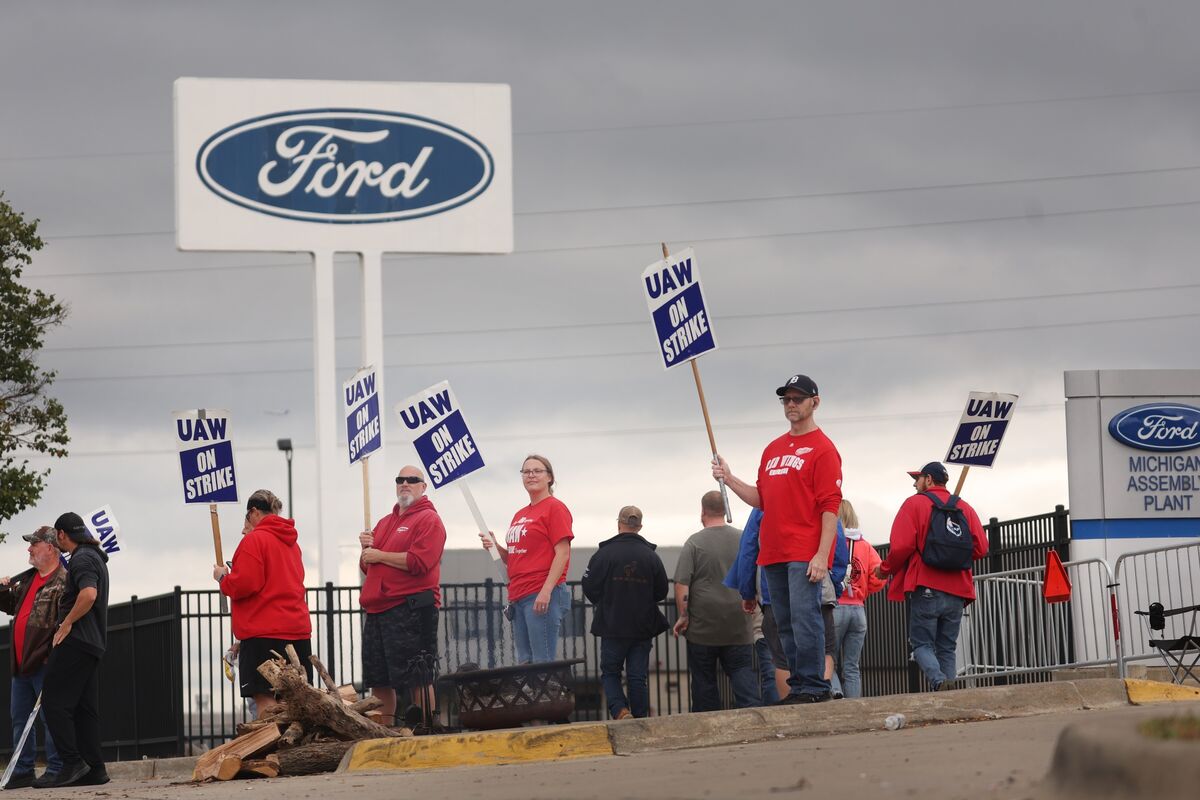 Ford (F)-UAW Union Contract Wins First Local Vote at Michigan Factory ...