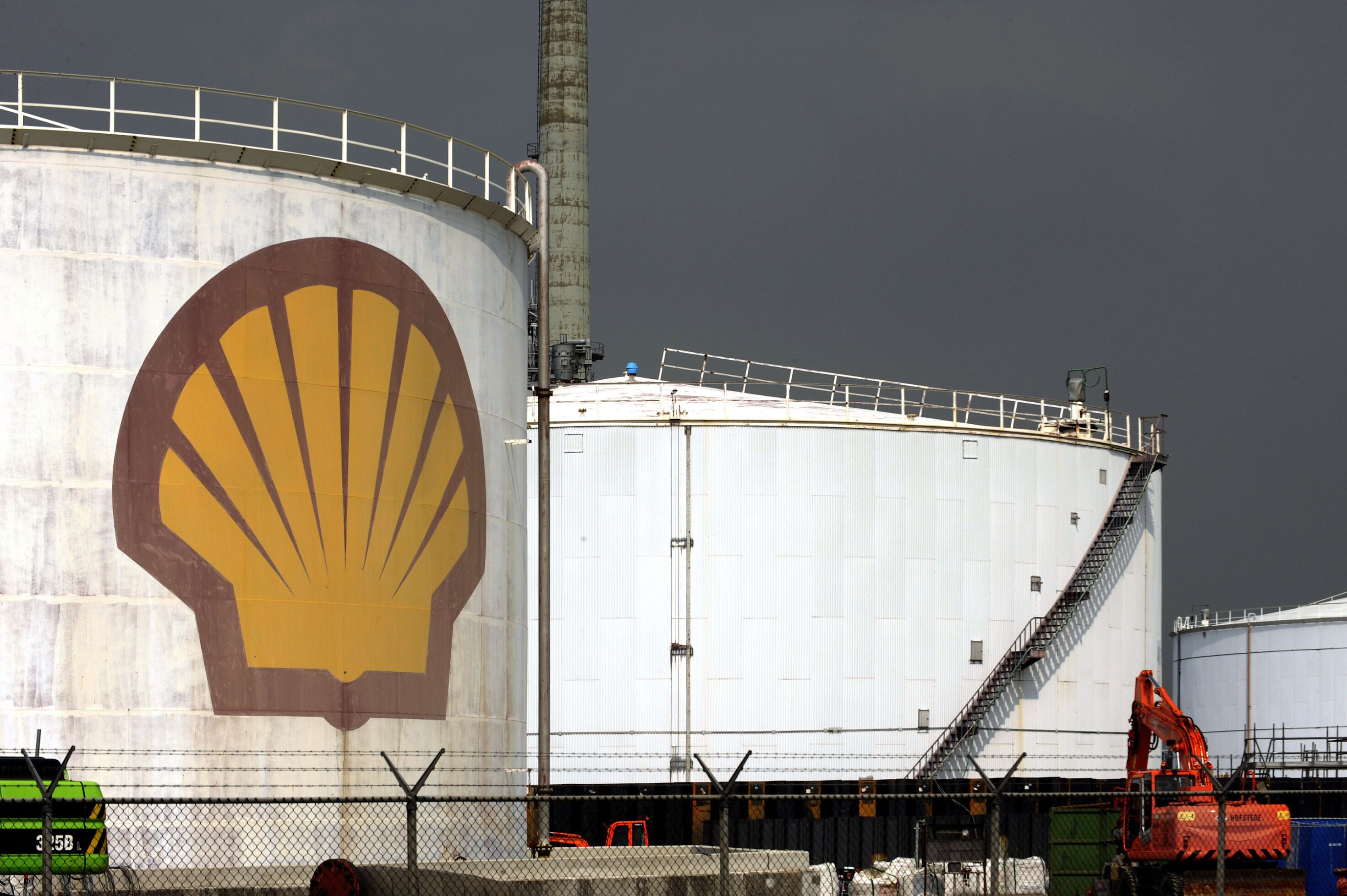 Shell Says Oil Is Here to Stay as Cleaner Power Lacks Sizzle (1 ...