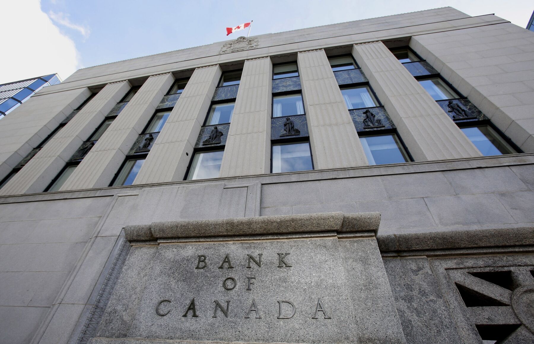 Canada Bonds Due in More Than a Decade Yield Less Than Cash - Bloomberg