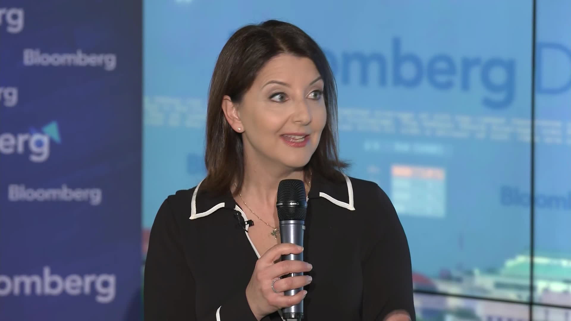 Watch CDC Director Expects New Version of Covid Shot in Fall - Bloomberg