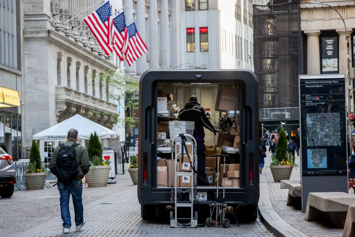 Economists Boost US Inflation Forecast, Push Out Fed Cut on War - Bloomberg