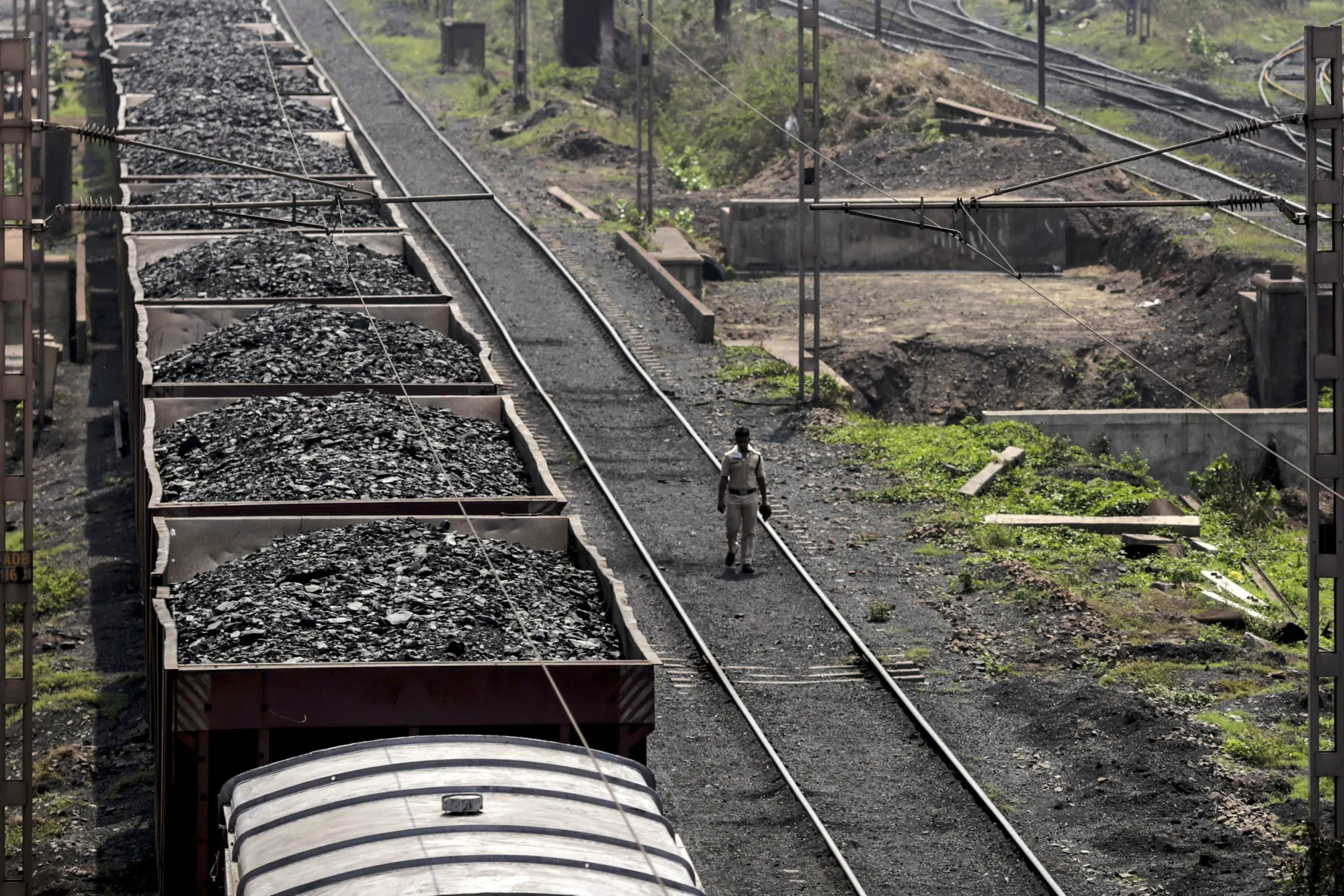 Coal Shortage Deepens in India Amid Plunging Plant Inventories - Bloomberg