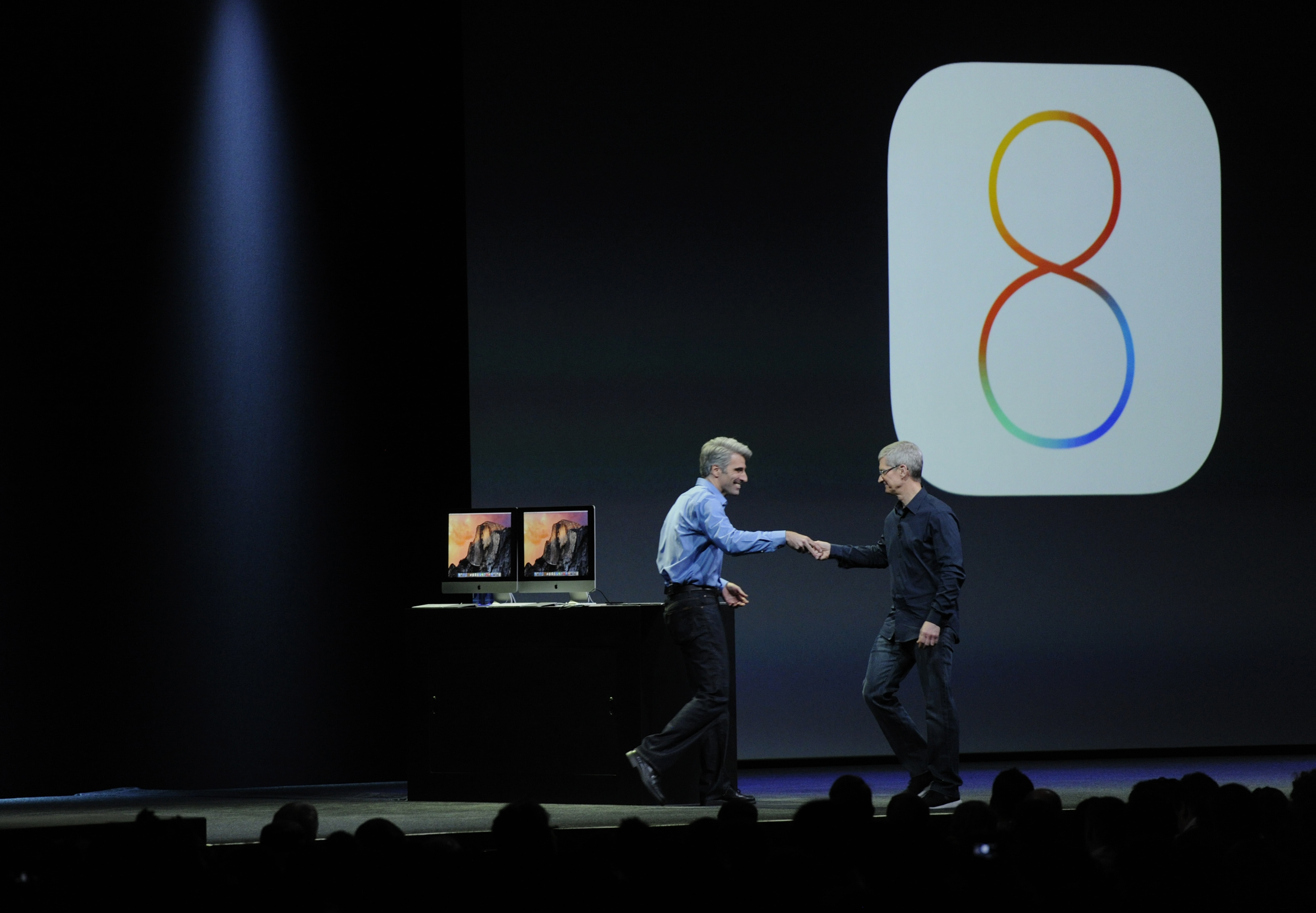 Apple Gives Customers the Stockholm Syndrome - Bloomberg