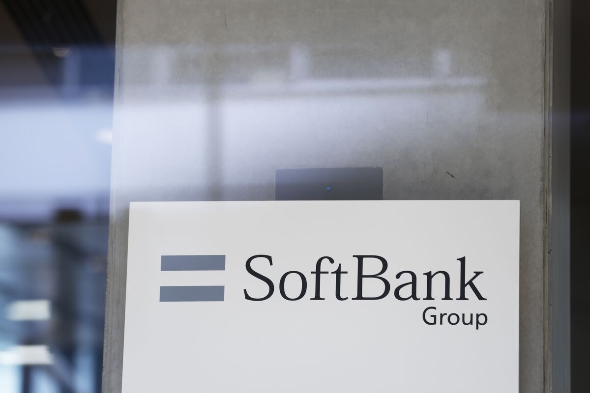 SoftBank Stock Falls as Excitement Around Chip Designer Arm IPO Fades - Bloomberg