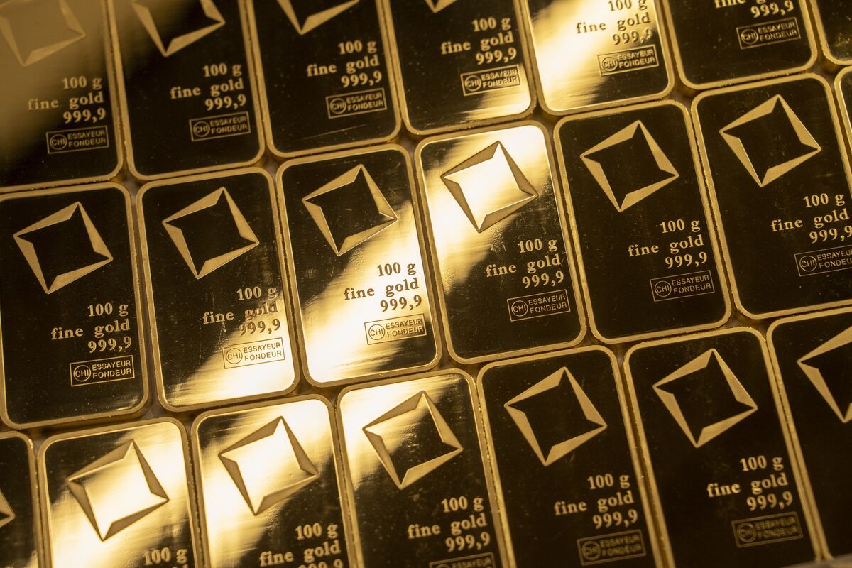 Gold Edges Up as Traders Weigh US Jobs Data, Fed Rate Path - Bloomberg