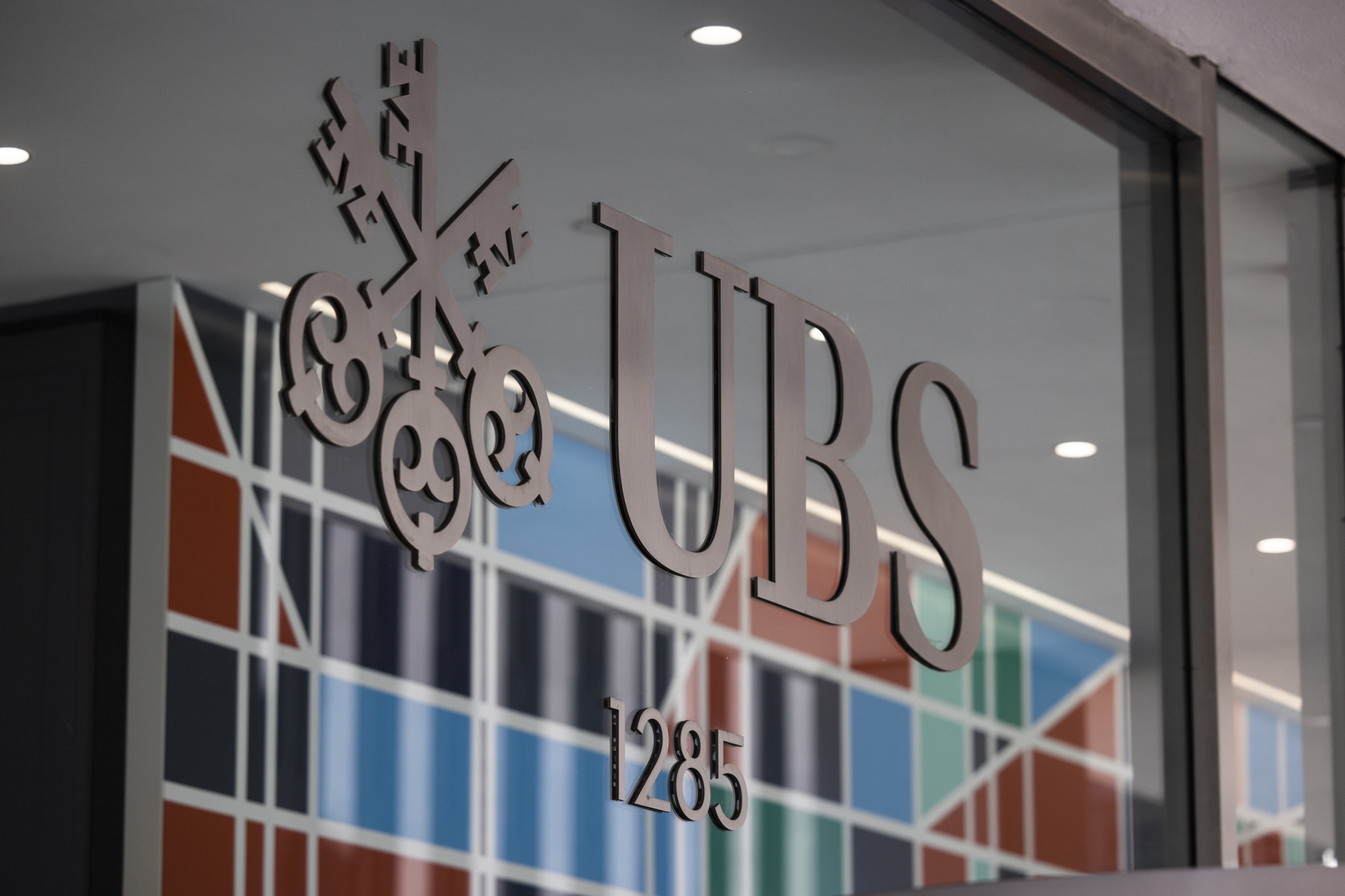 Credit Suisse Paying Bonuses to Staff UBS Sees as Key for Combined Bank ...