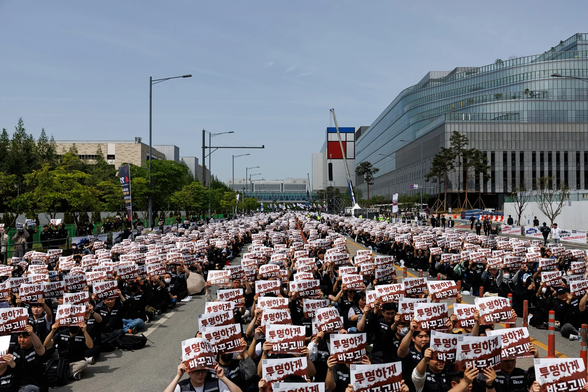 Samsung AI Bonuses Prompt Korea Debate on Sharing Tech Wealth - Bloomberg