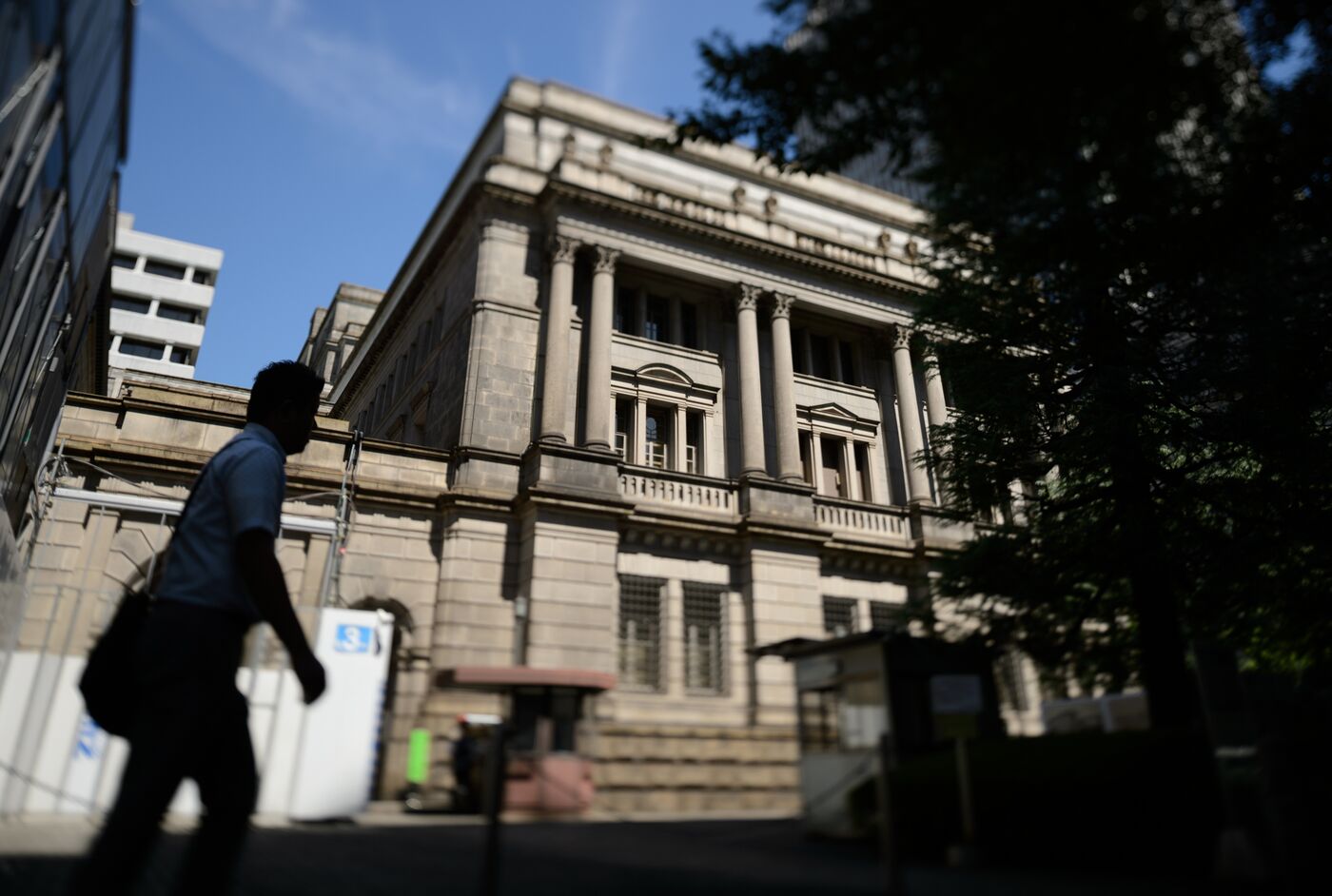 BOJ Board Members Stress Need for Prolonged Monetary Easing - Bloomberg