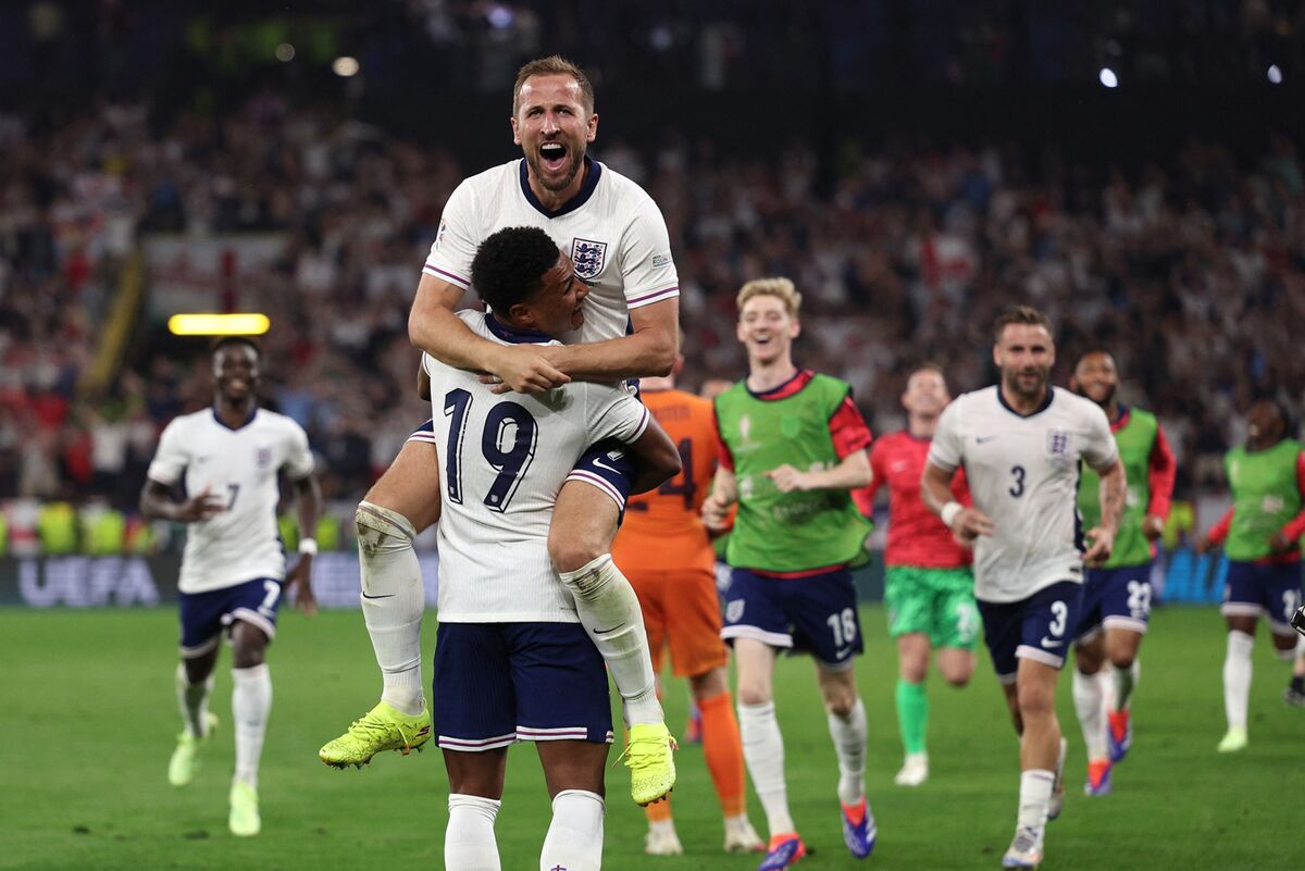 Joe Mayes - Journalist Profile - Intelligent Relations