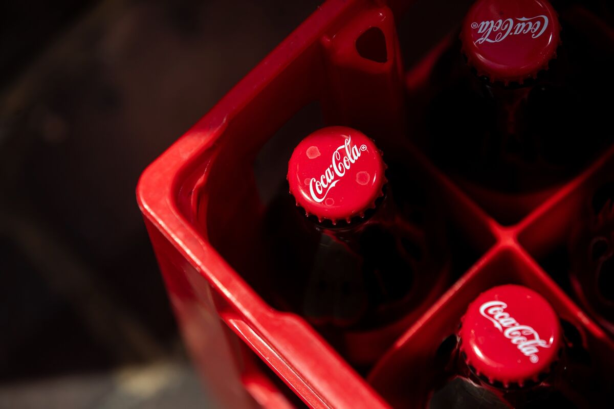 Coca-Cola Raises Outlook as Shoppers Withstand Price Hikes - Bloomberg