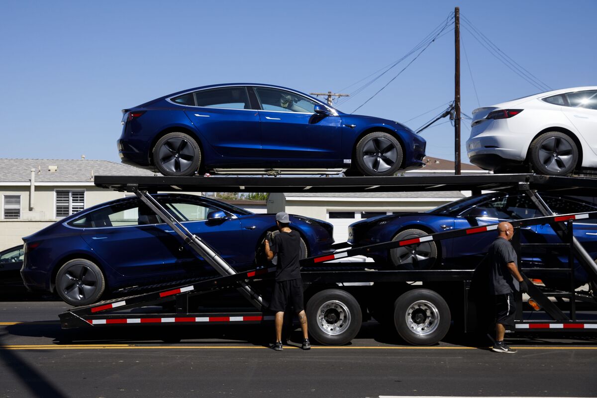 Tesla Starts Taking Orders for Shorter-Range $45,000 Model 3 - Bloomberg