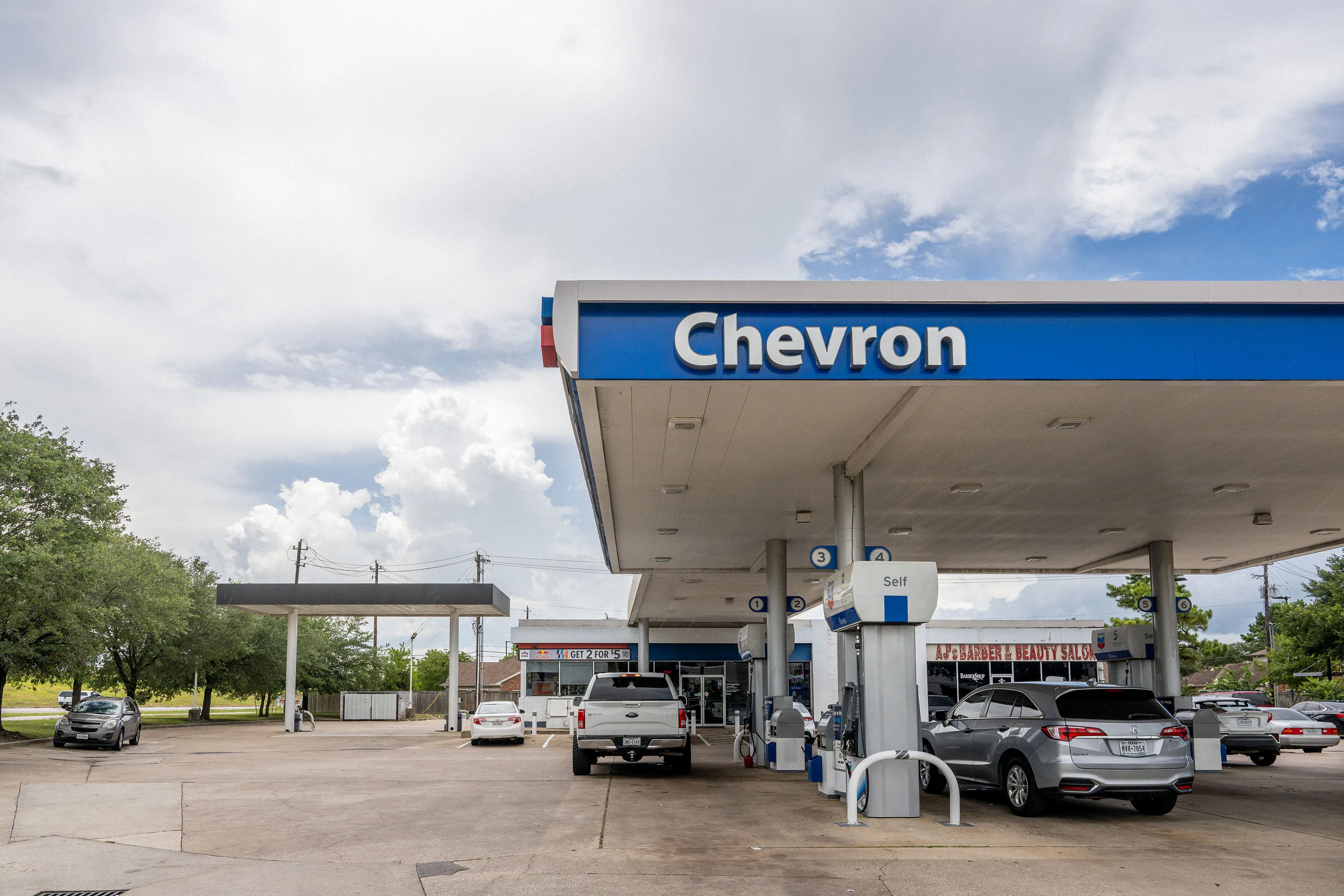 Chevron (CVX) to Outperform Exxon (XOM) as Oil Prices Rise, Scotiabank ...