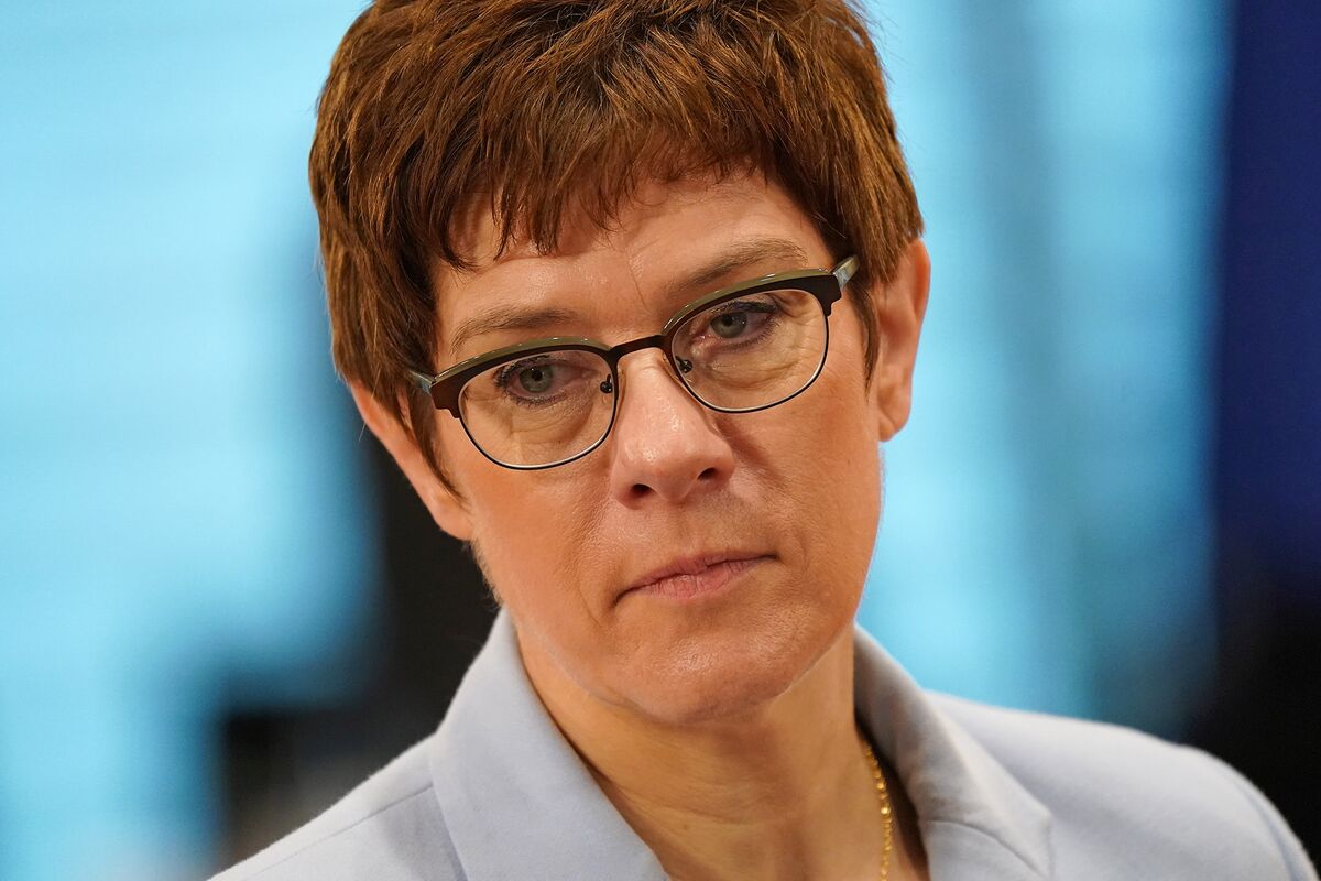 German Defense Chief Questions Key NATO Spending Metric - Bloomberg