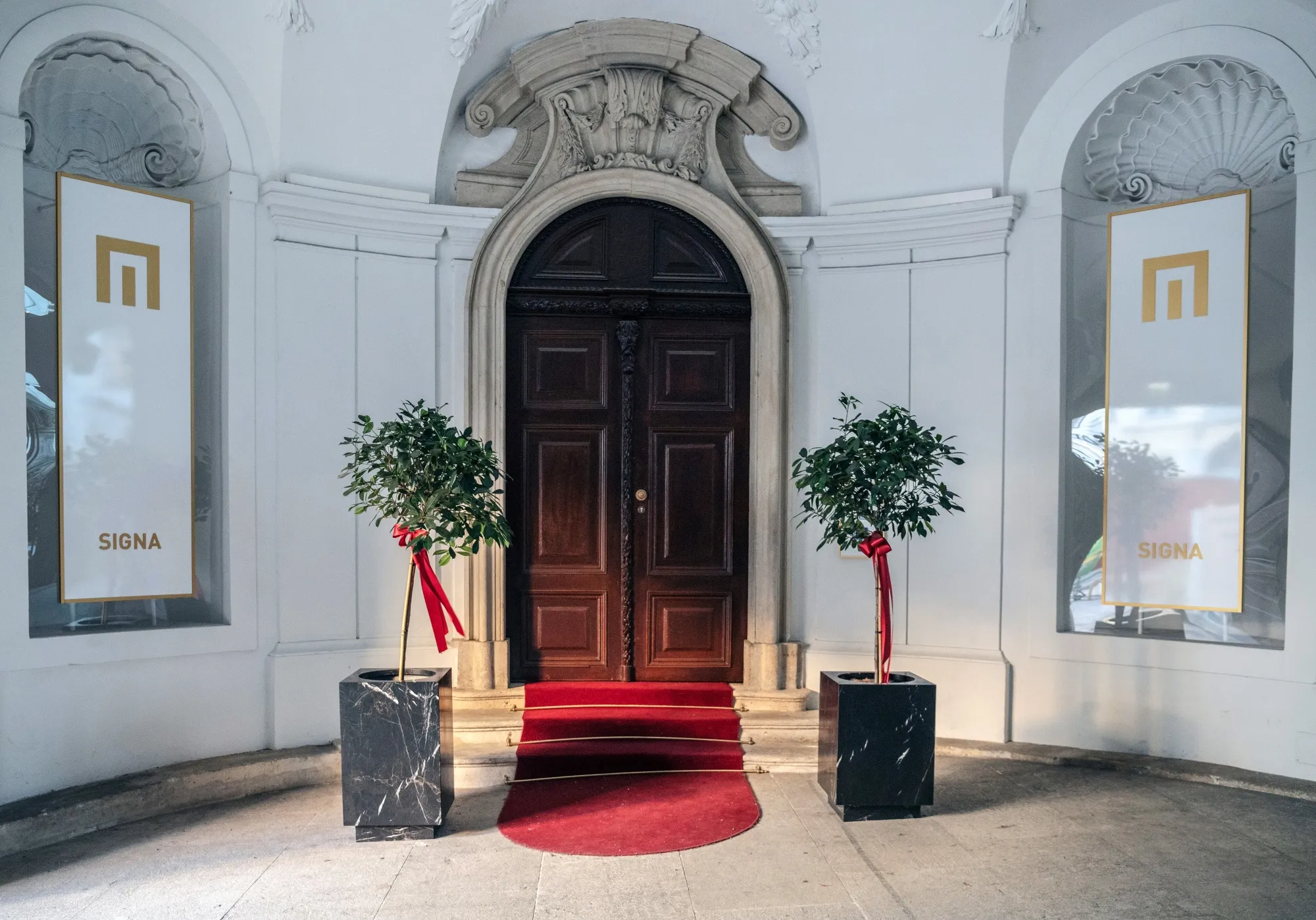 At Rene Benko’s Signa, Office Chairs, Doormats Up For Grabs in Fire ...