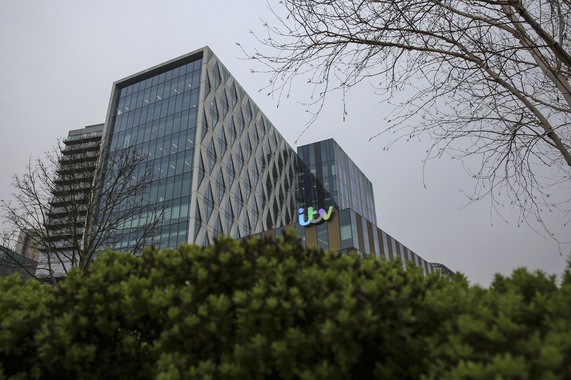 ITV Sinks as Ad Exodus Forces Broadcaster to Scrap Guidance - Bloomberg