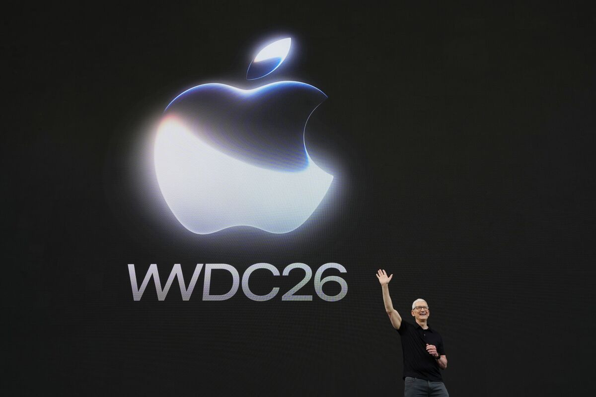 Apple’s AI Reboot Sets Stage for New Devices After Shaky Start - Bloomberg