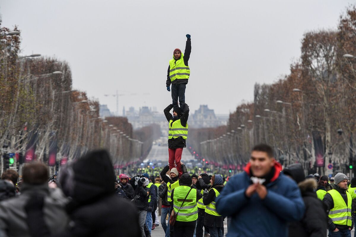 French Yellow Vest Protests Lose Steam After Macron Concessions - Bloomberg