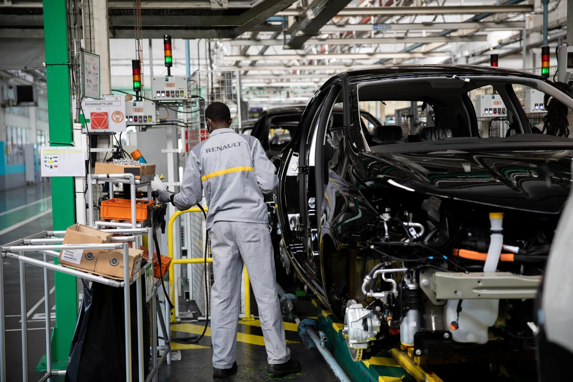 France Sees 25% of Auto Jobs at Risk in Electric-Car Transition - Bloomberg