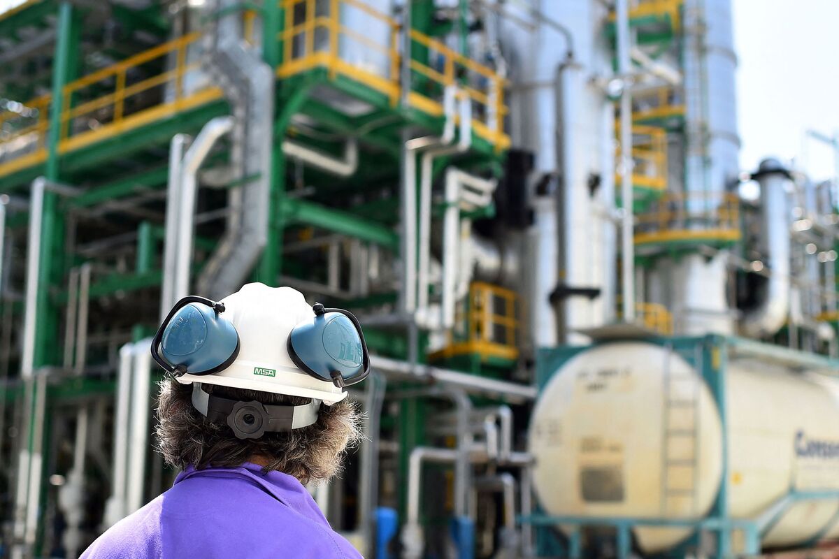 Eni Near €2 Billion Plan to Reshape Italy Chemicals Unit - Bloomberg