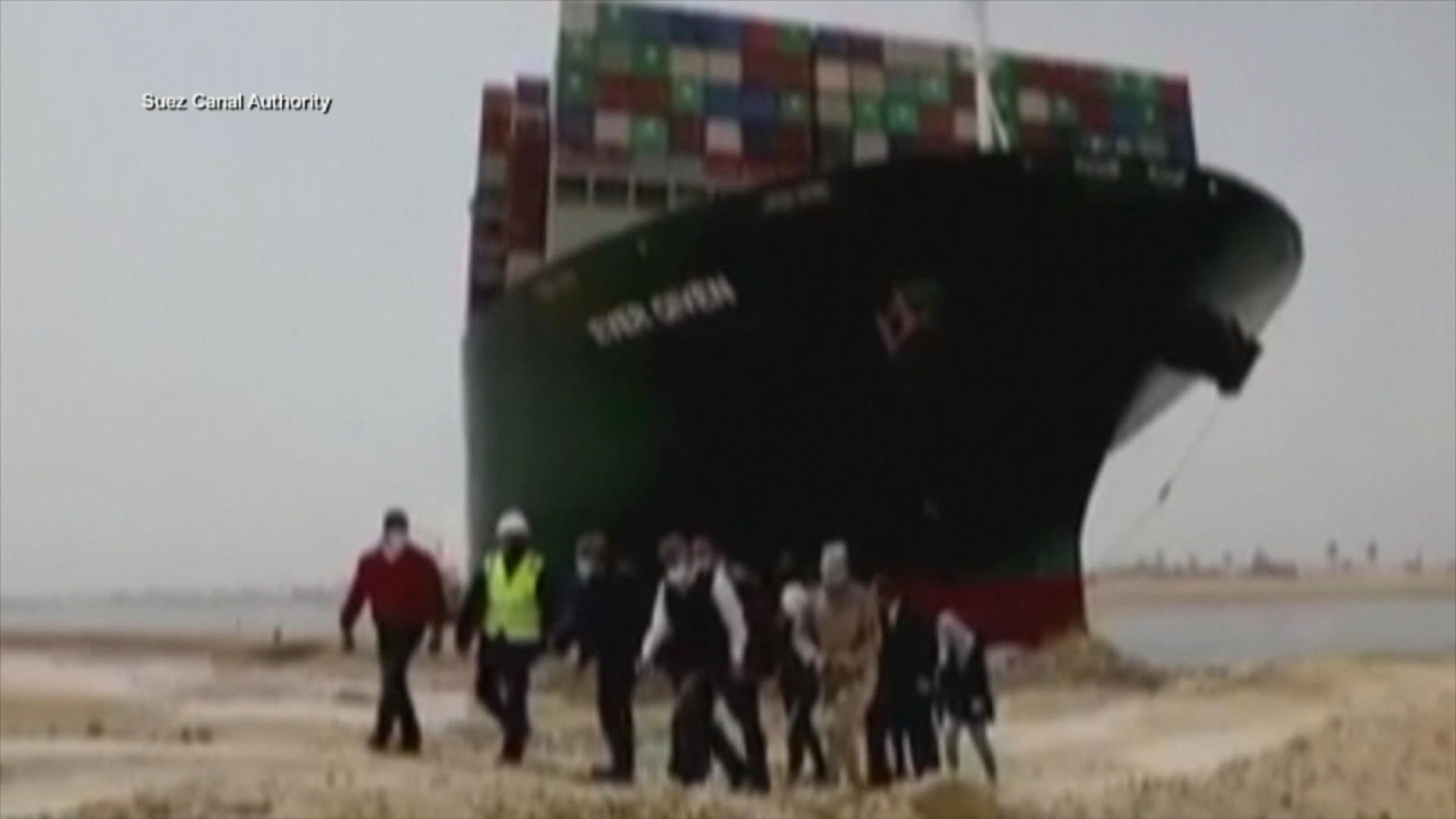 Watch Work to Re-Float Stuck Boat in Suez Canal Suspended - Bloomberg