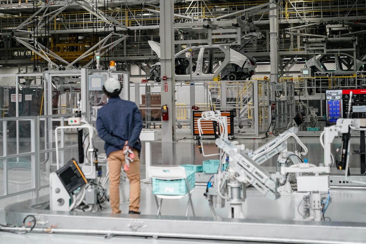 US Manufacturing Momentum Builds Up in Both Output and Orders - Bloomberg