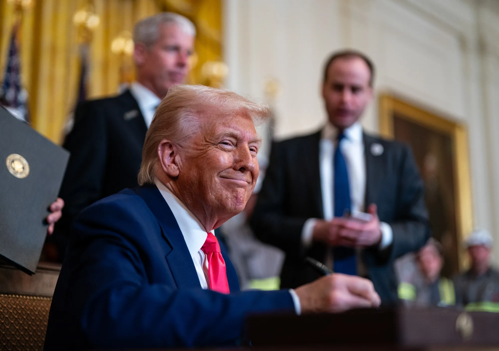 Trump llama a la calma, dice que es gran momento para comprar - Bloomberg