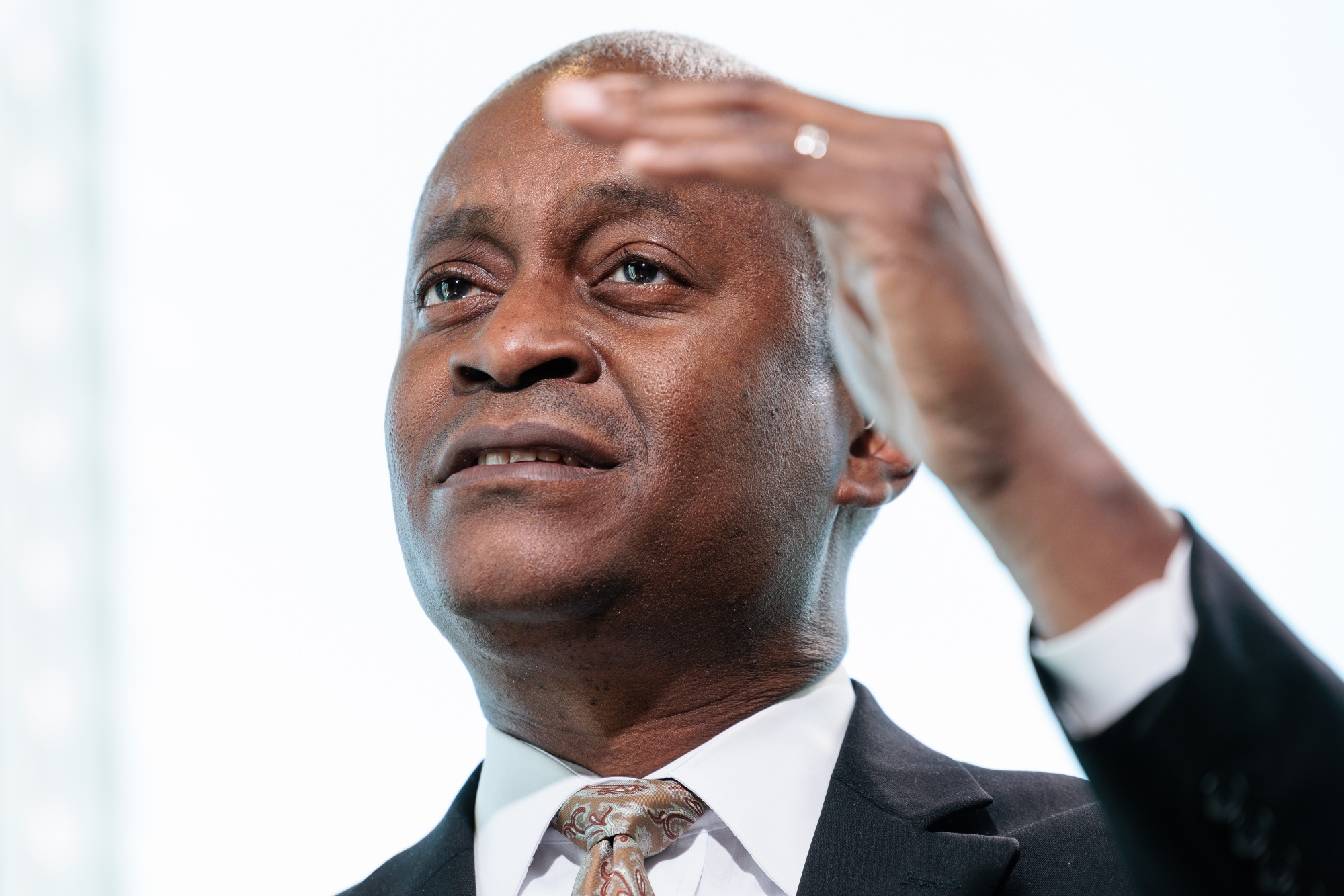 Bostic reitera que recorte de Fed sería apropiado este verano - Bloomberg