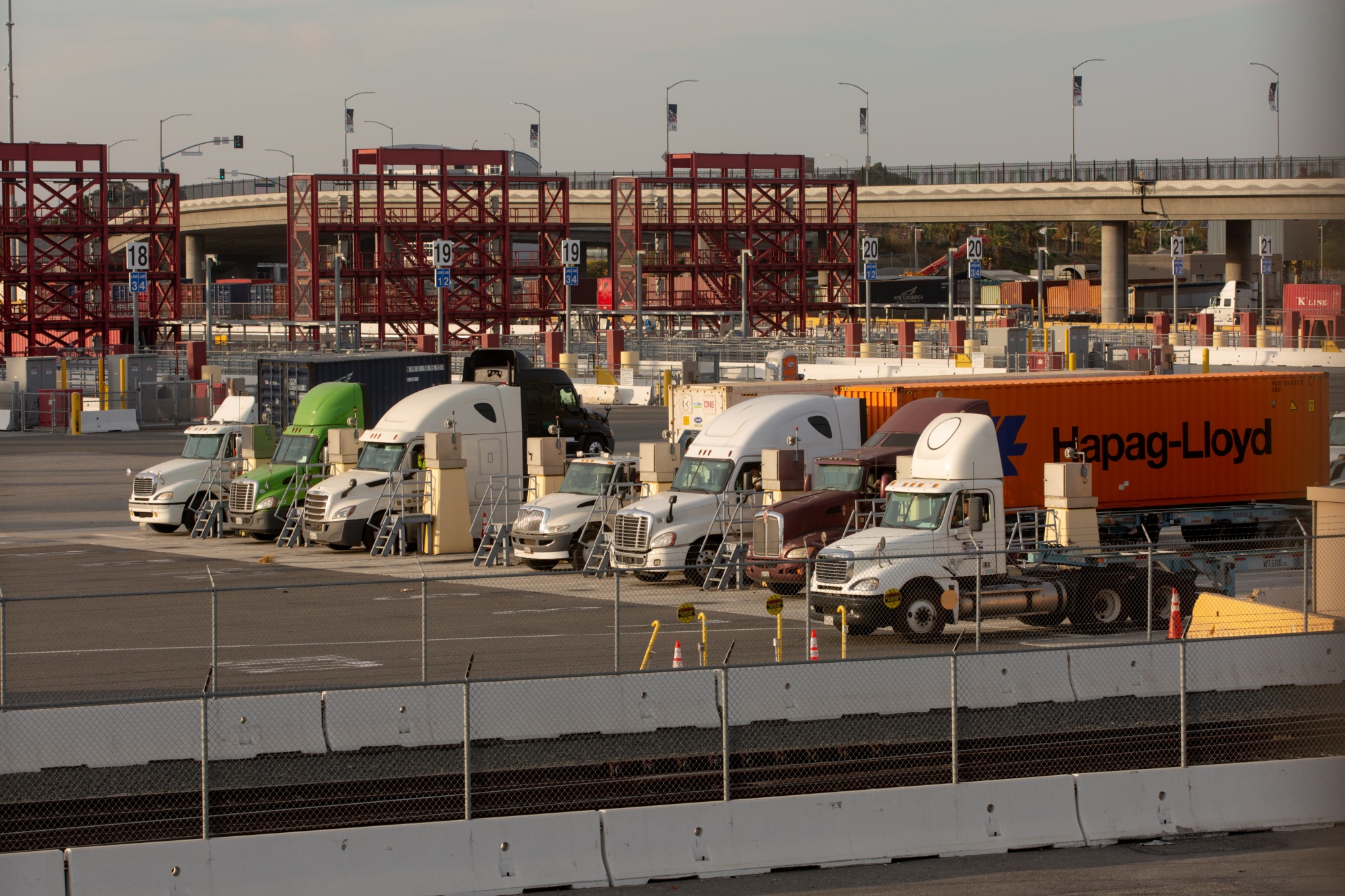 US Supply-Chain Snarls Ease With Tight Trucking Seeing Relief - Bloomberg