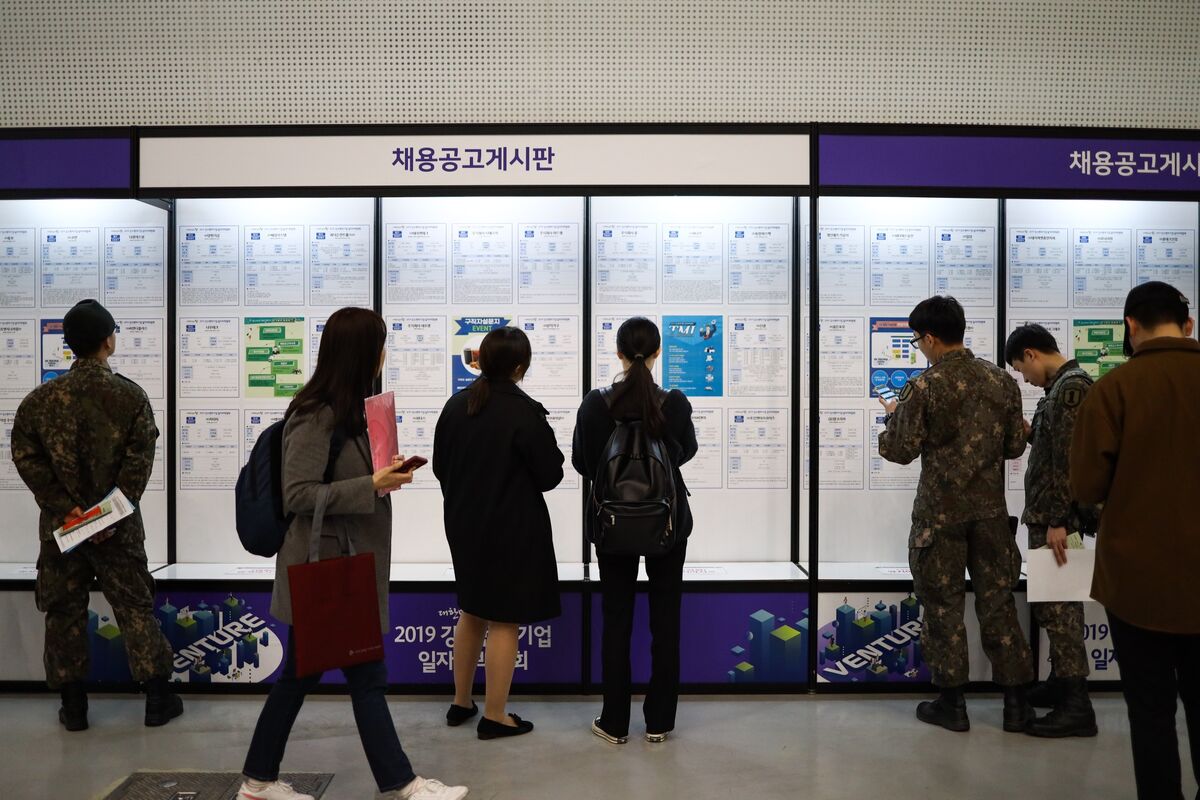 South Korea’s Jobless Rate Drops as More Leave Workforce - Bloomberg