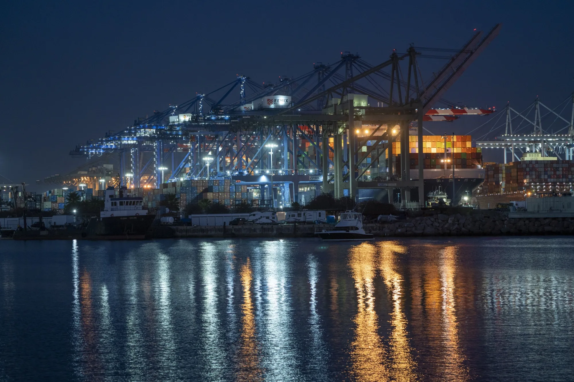 Container Logjam Eases as L.A. Port Threatens Penalties - Bloomberg