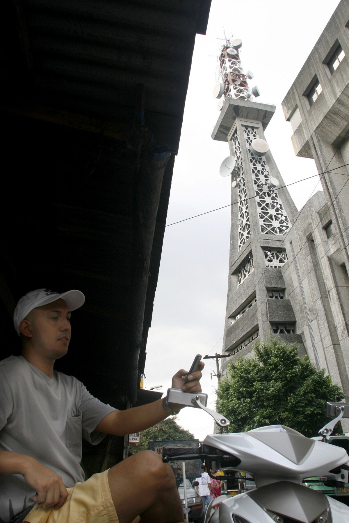 PLDT Sells Towers for $1.47 Billion in Largest Foreign Purchase in ...