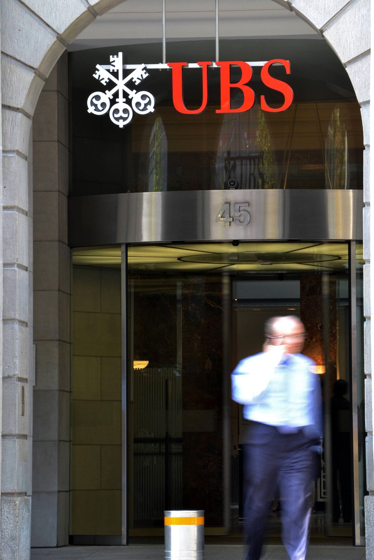 UBS-Banker, der Debt-Swap-Markt mitaufbaute, hat Bank verlassen - Bloomberg